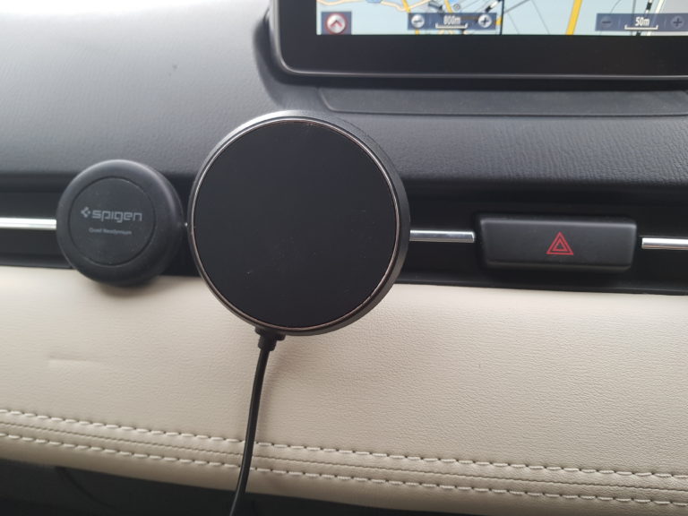 【iPhone 8・X、Galaxy】無接触充電Qi、磁石でくっつくNeotrixの車載充電器がおすすめ！