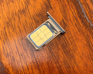 DSDSな香港版iPhone XS Max A2104で,auのcdma2000対応SIMは使える?